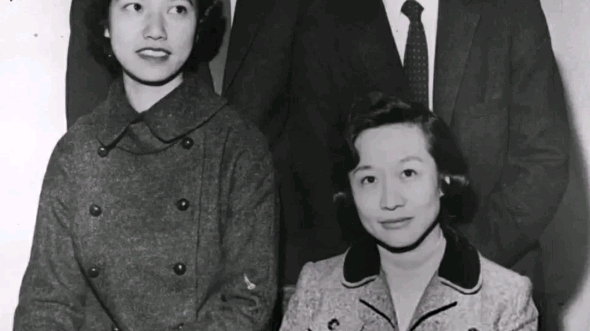 1957年,杨振宁和李政道因发现弱作用中宇称不守恒而获诺贝尔物理学...
