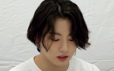 【田柾国】进来看长发美人,长发果真的太漂亮了!偏低着头的样子漂亮...
