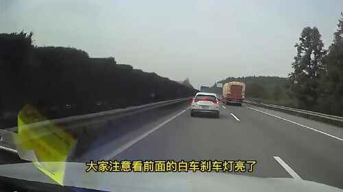 电瓶车随意穿插,别拿生命开玩笑。车祸警示文明驾驶安全出行行车...