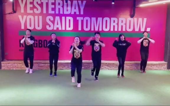 简单易上手的年会舞蹈表演来了~