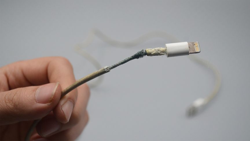 手机充电线外皮破损,教你一招简单的方法,充电线像新的一样