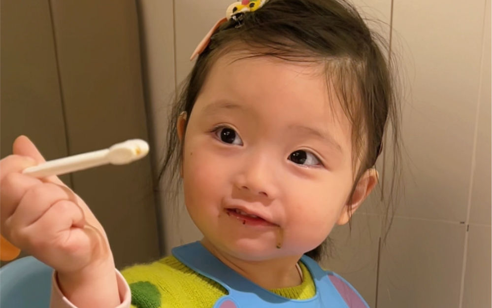 之前沝子习惯了叉子吃饭,就一直拒绝使用筷子。可没想到今天突然就...