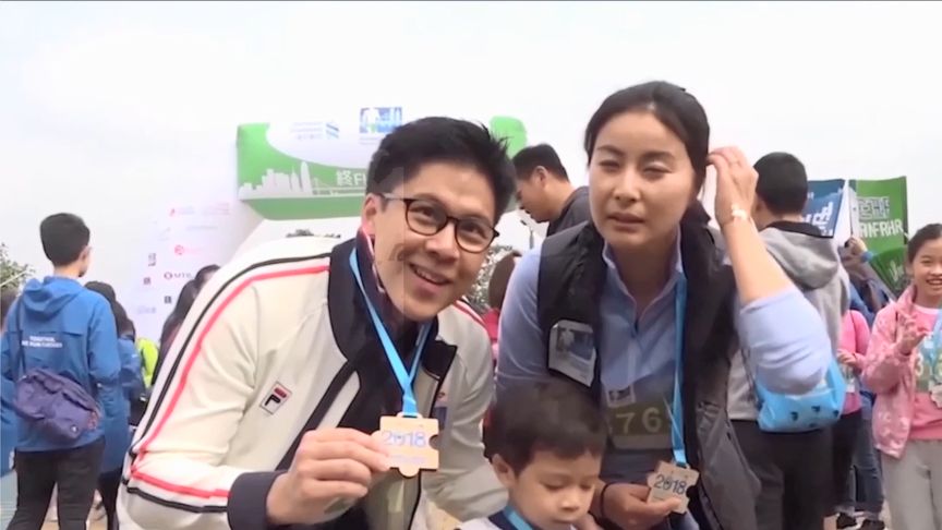 郭晶晶穿泳衣下水带孩子游泳,亲教小女儿动作,全程温柔母爱满满