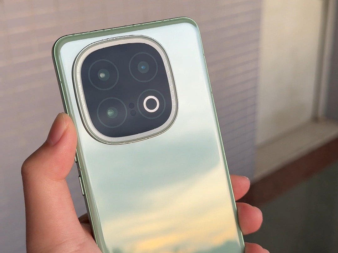 话说大家知道iQOO13摄像模组里的两个小黑孔是干什么的吗