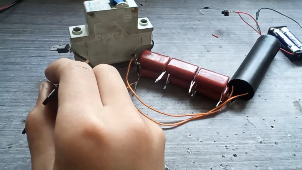 用50万伏高压电去电子会发生什么