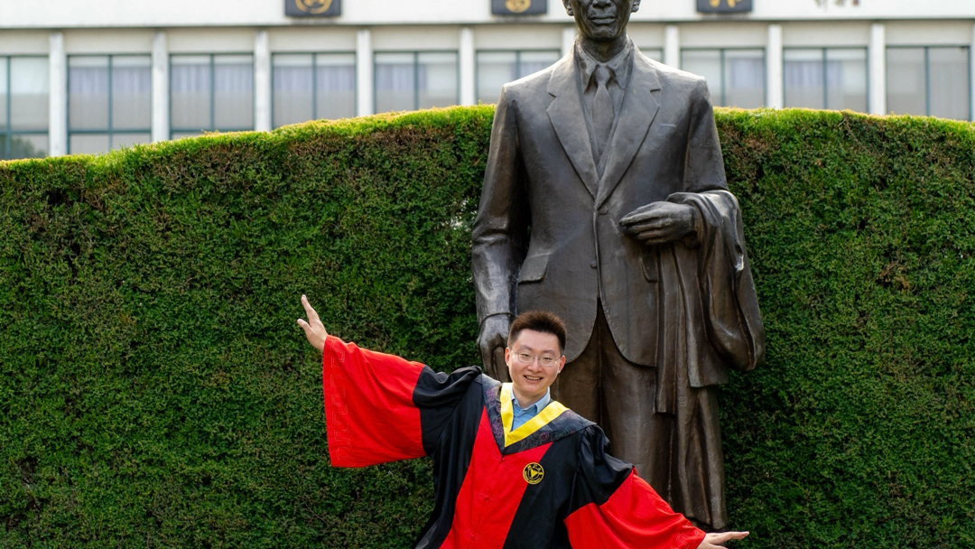 简单拍一下毕业照,同时回忆一下“昨天”