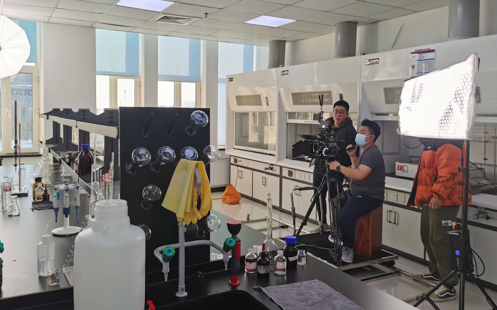 本次水务集团宣传片拍摄湛如传媒为客户提供了专业摄影设备及灯光师...