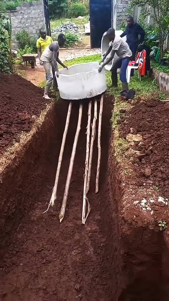 如何将这重达3000多斤的地下混凝土污水管,顺利抬到土地上?