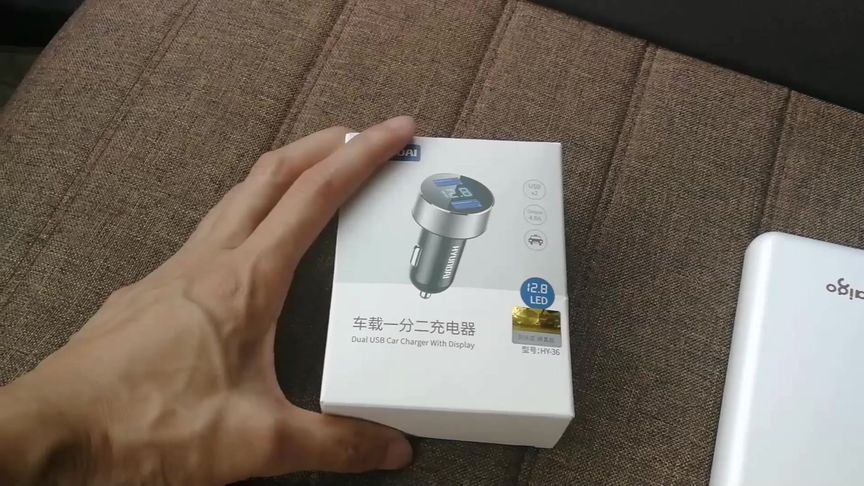汽车自带USB接口充电慢,老司机买来“神器”,实用又方便