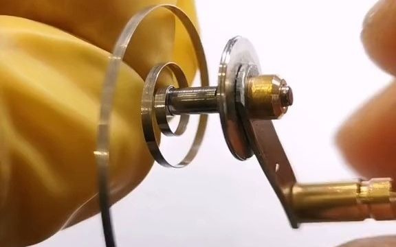 手表发条是如何安装的