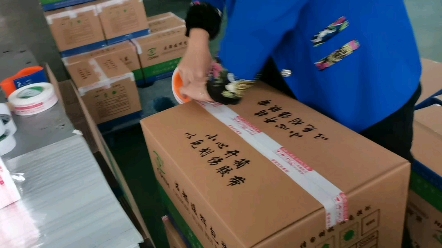 胶带厂的小姐姐教你怎样使用封箱胶带,这样封箱不但牢固而且美观。