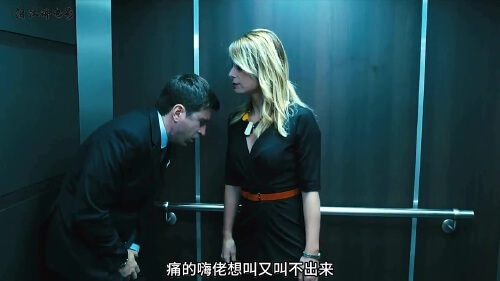 男人被困在电梯里,却因此逃过致