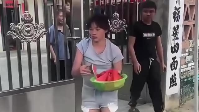全红婵回家了!第一时间拥抱家人,给奶奶一笔钱,送围观者西瓜吃