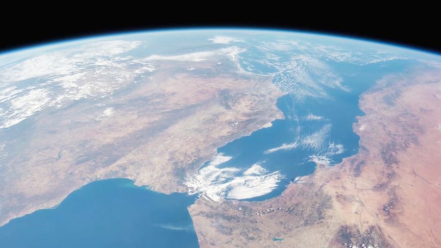 你知道从太空中看地球是什么样子的吗?这段视频了解下