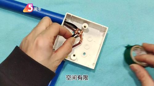 3个电线接头垂直叠加,挤在一起缠不了胶布怎么办?教你轻松解决