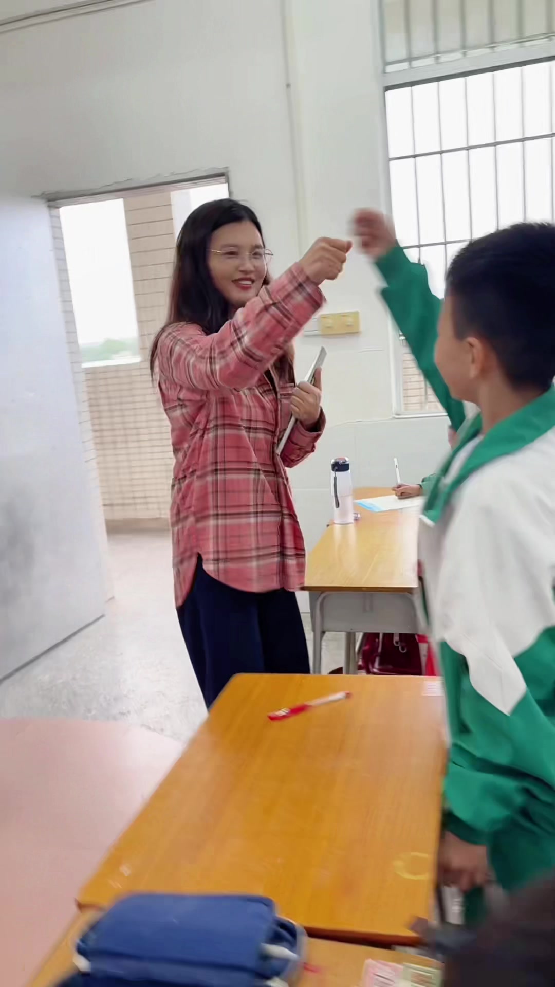 男孩子有点害羞哟#师生互动 #教师日常