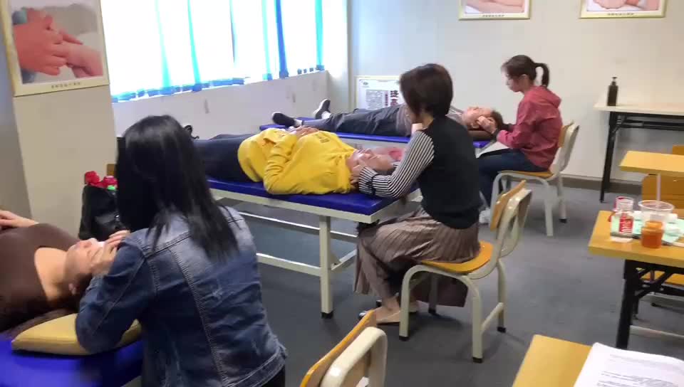 ...《小儿推拿班》学员相互练习手法(头面四大手法手法、开天门) 有效...