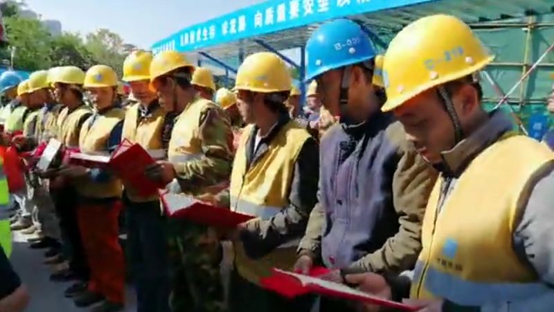 普法到个人!深圳迎《安全生产法》宣传周,生产一线人员获口袋书