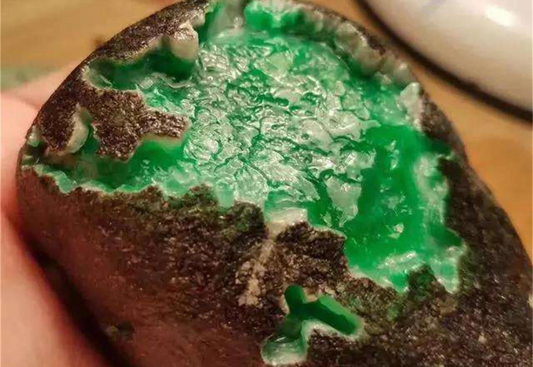 挑选翡翠原石是大学问!老手都是这样选的!