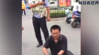 男子骑电动车被交警拦下,不料竟突然袭击交警,结果被交警喷辣椒水制服