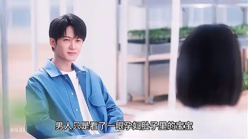 男人只是看了一眼孕妇肚子里的宝宝