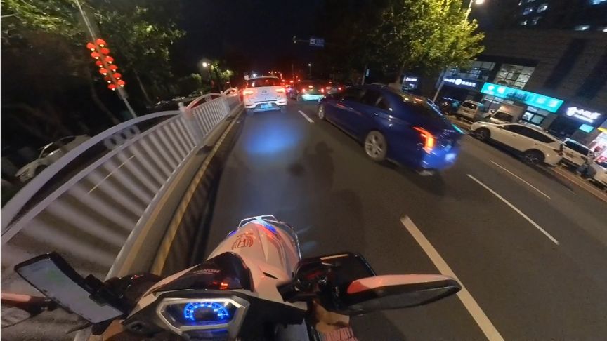 Insta360X3运动HDR模式夜间拍摄效果。