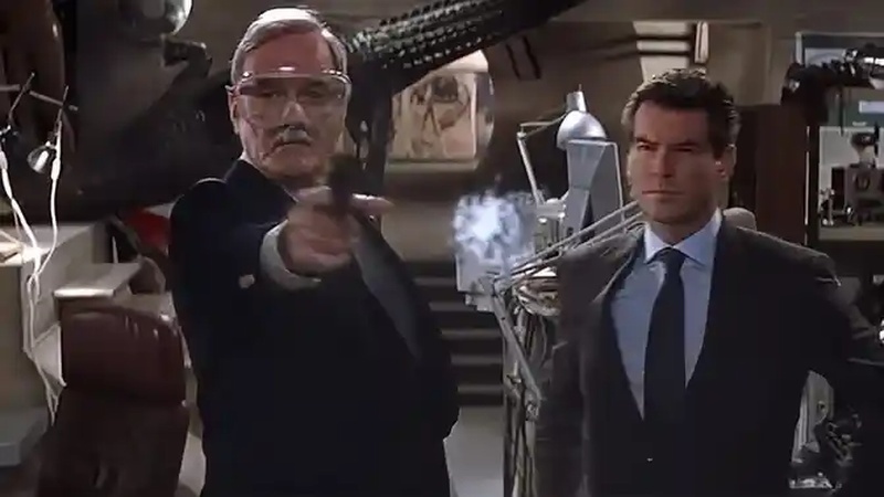 007:Q博士给邦德戒指,枪都打不破的玻璃,戒指轻轻放上就碎了