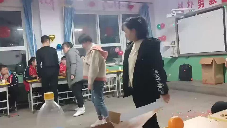 校园晚会上,农村00后大跳舞蹈,台下欢呼声不断!