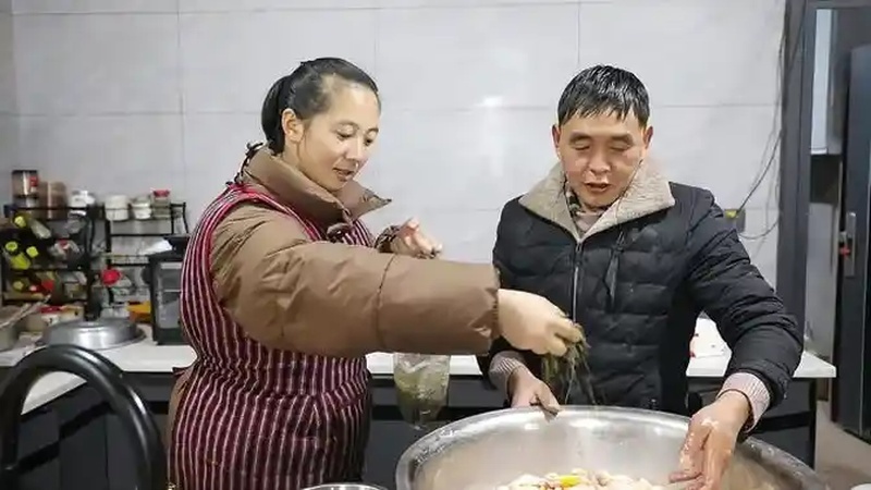 美味的刨猪汤,少不了邻居亲戚们的帮忙。中午摆了十多桌,很热闹