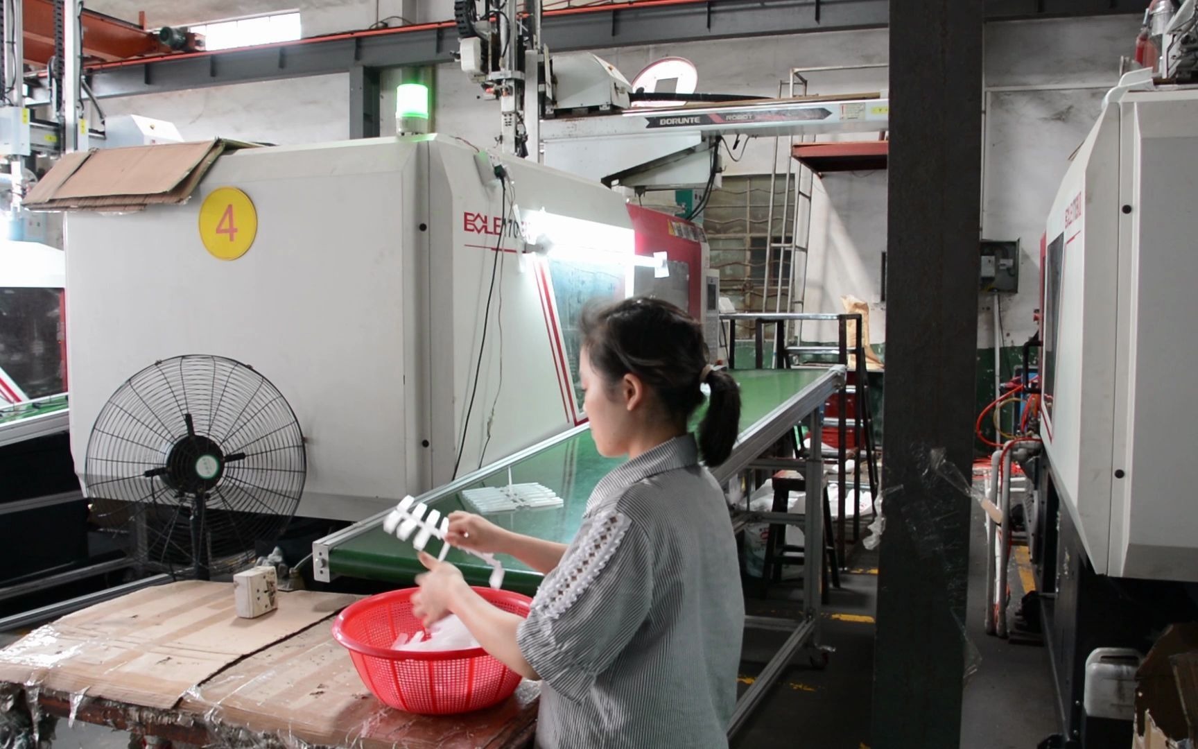 工厂塑料刀片盒生产过程#伯乐注塑机