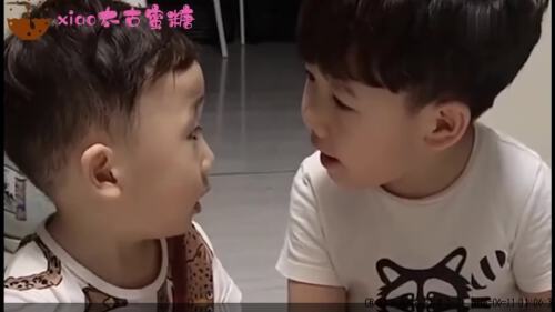 博哥兄弟俩在家模仿段子,两人对话真搞笑,不当相声演员可惜了