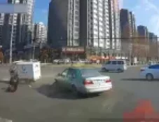 这样开车可不行,当着交警的面撞车!