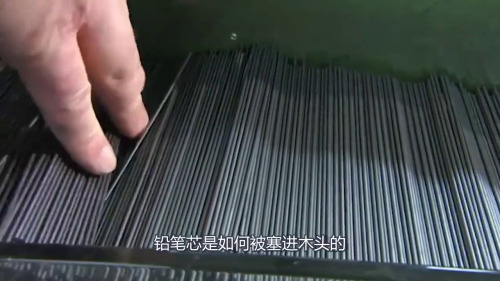 铅笔芯是如何被塞进木头的?看完整个制作过程,多年疑惑被解开