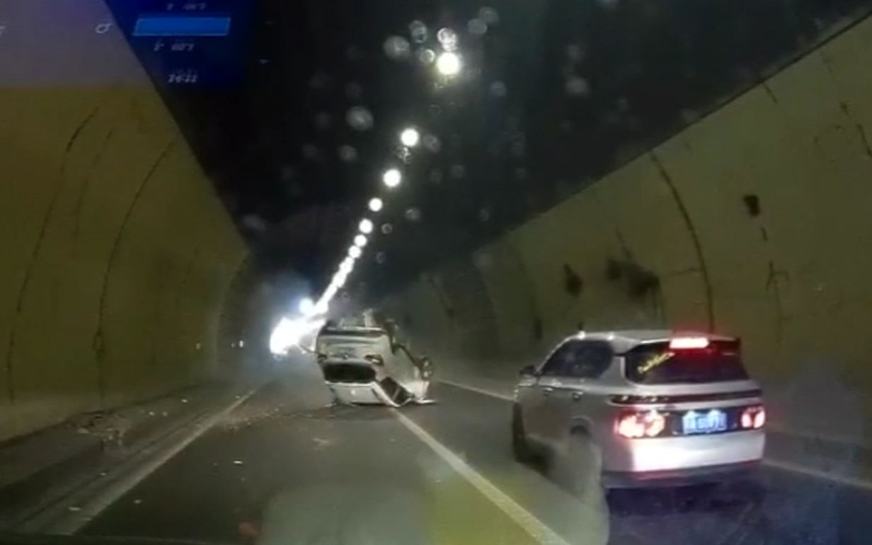 交通事故合集:两轮撞三轮车毁人飞翔,未停车让行骑士被撞飞