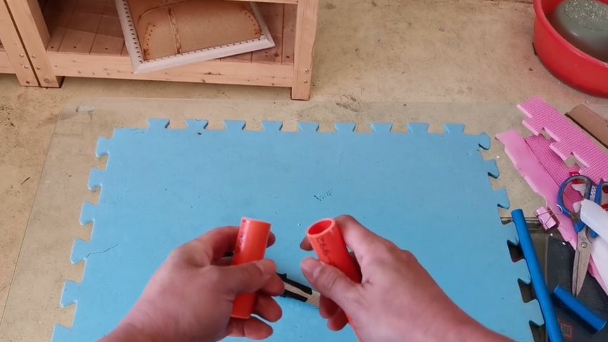 一把美工刀也可以整齐的把塑料管子断开,只不过要费点力气