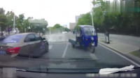电动三轮车逆行,险些与轿车迎面相撞,惊险一幕被行车记录仪拍下.