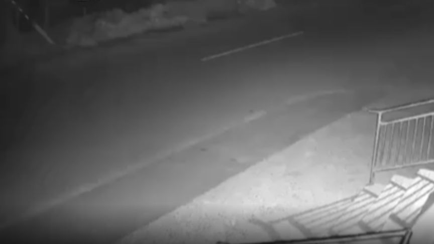 监控实拍:天津发生3.3级地震,楼梯栏杆明显震动