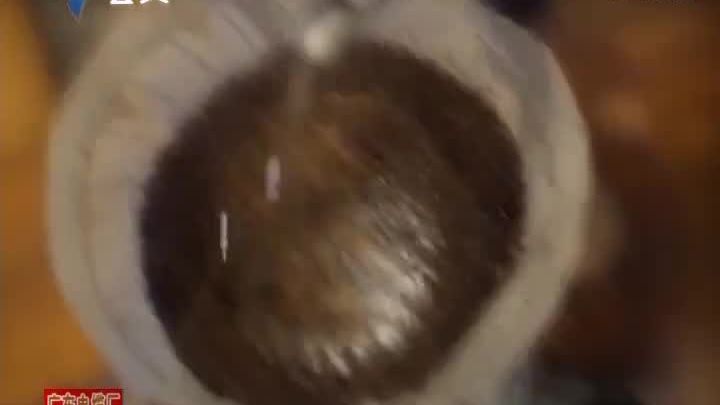 手冲咖啡的诀窍:在咖啡粉中间戳一个洞,然后均匀注水