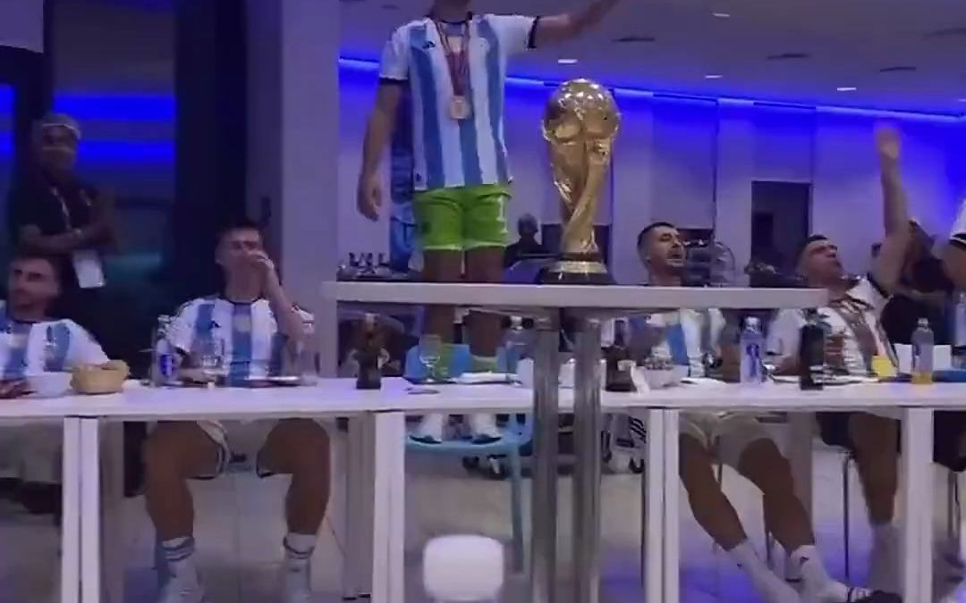 【世界杯】阿根廷球员看着大力神杯用餐貌似格外香!