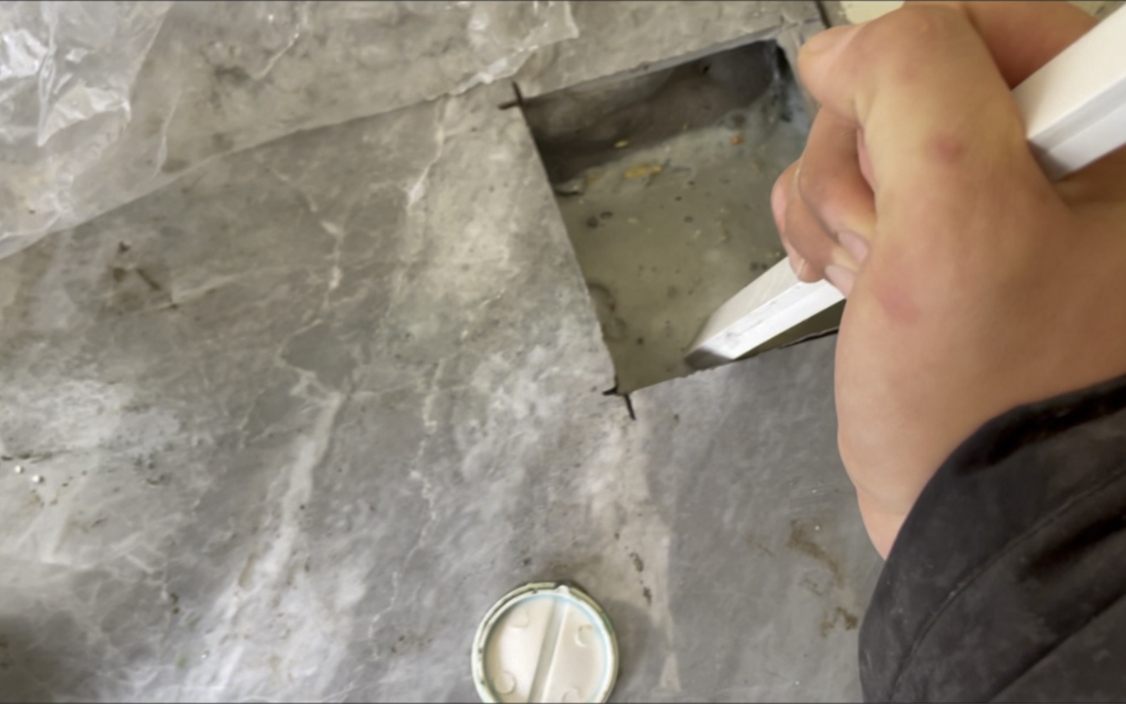 下水道被水泥堵住了怎么办?不要在麻烦楼下邻居了!二十块钱搞定!