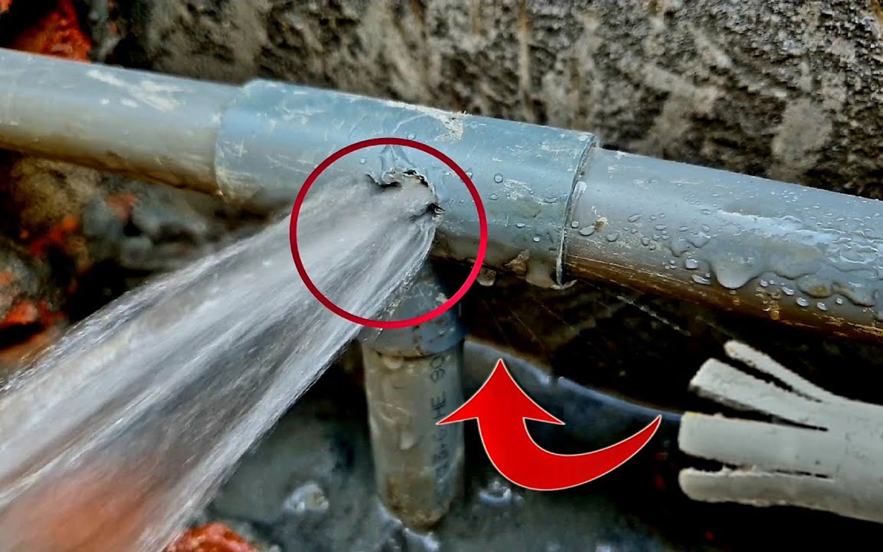 PVC水管漏水补漏的好方法,原地轻松修复,不花一分钱学到