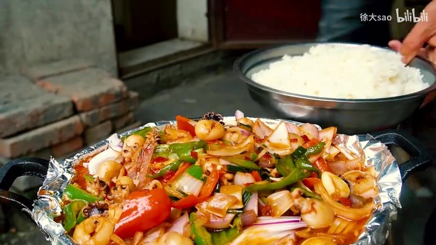 32只墨鱼做一顿铁板烧,一盆饭配着果然更香,一口一只,过瘾