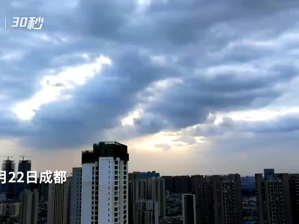 30秒|秋天时节 秋云飘逸 丰富多彩的成都天空...