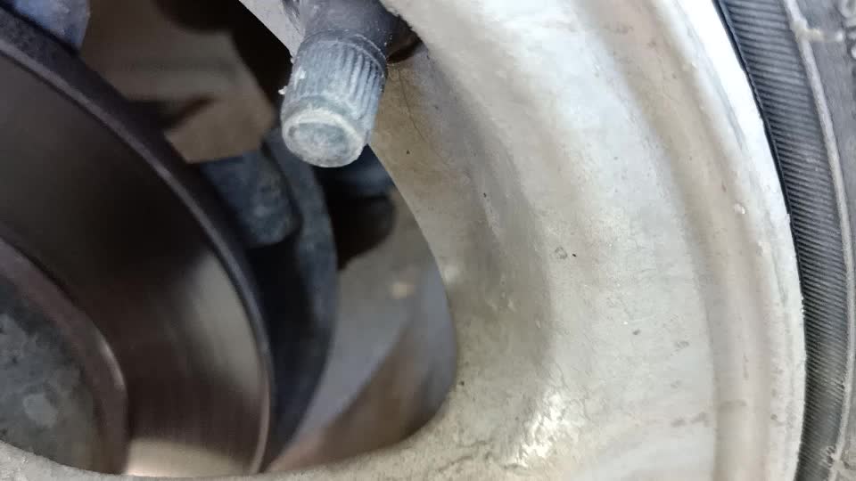 气门芯上的小帽还是安装的比较好,防止漏气