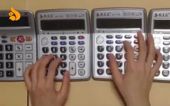从简单到复杂的计算器弹奏合集,最后用四个计算器弹奏简直神了