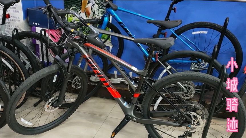碳纤维的山地自行车,24速配比率非常好骑着非常轻,适合骑长途