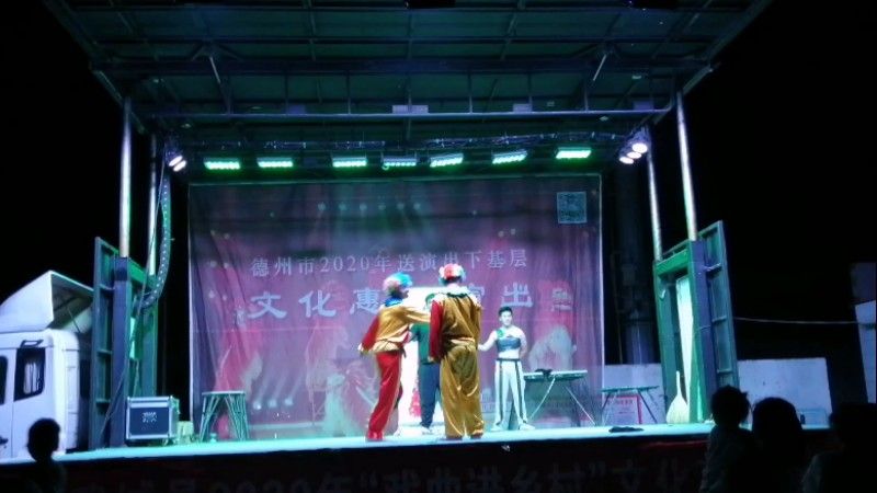 滑稽小丑表演《飞镖》,邀请一现场观众参加,太搞笑了!