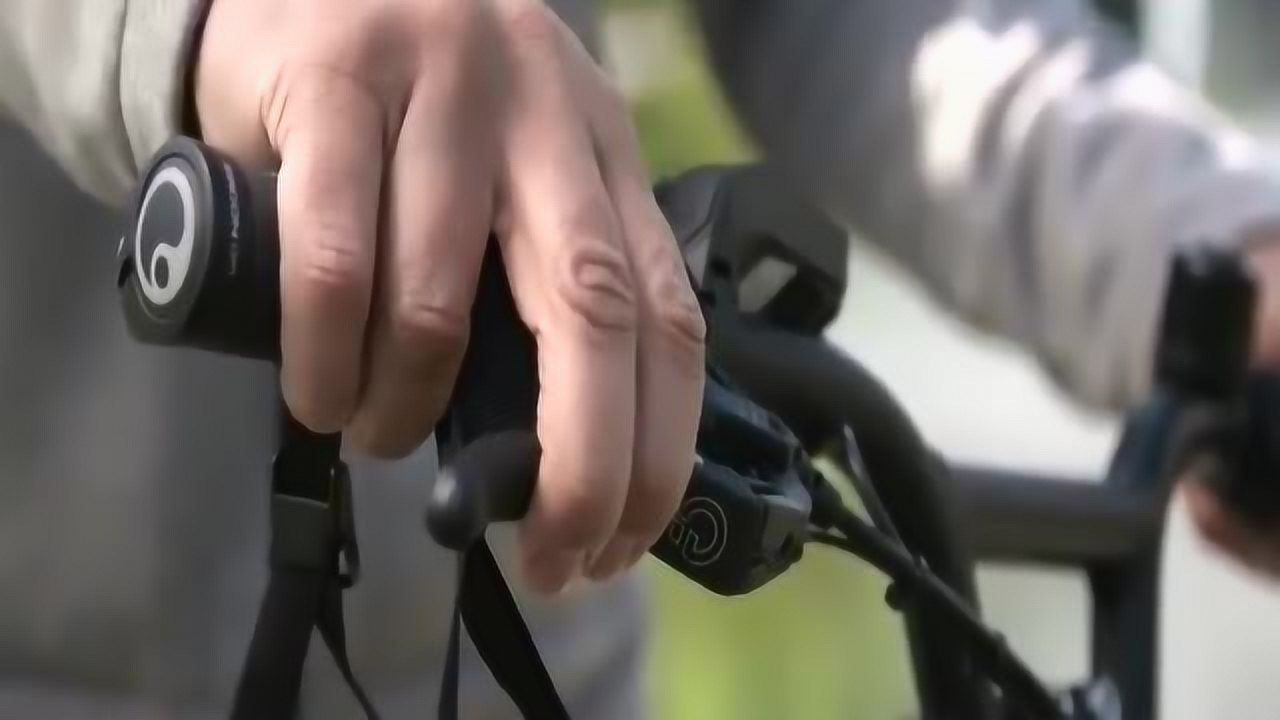 宝马造的折叠式电动自行车,电瓶只有公文包大小,脚下踩的是.