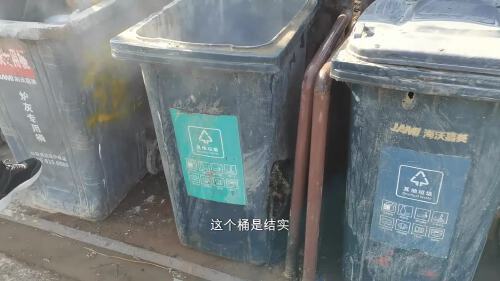 有人炉灰、炉渣乱倒,引起垃圾桶着火!老刘发现提桶浇灭!