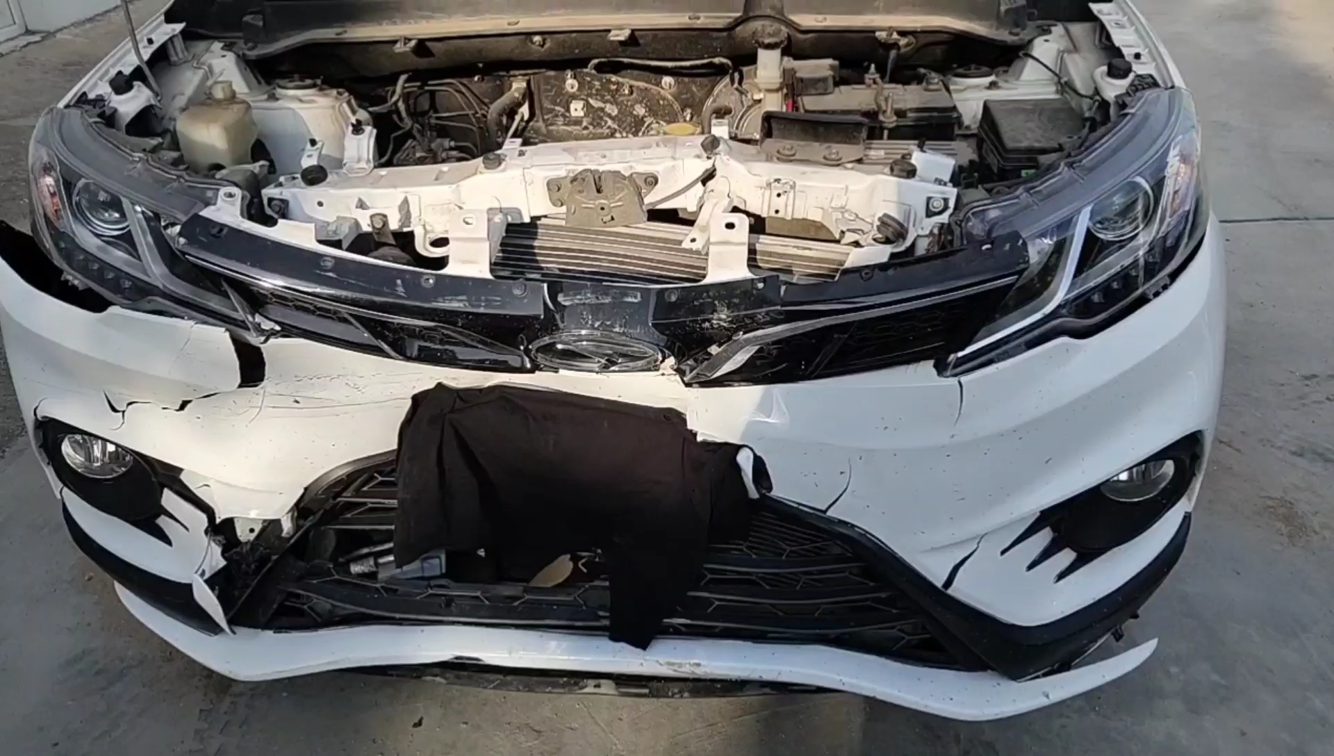 大众桑塔纳被东南追尾,损伤严重,后部没有防撞钢梁,是泡沫?